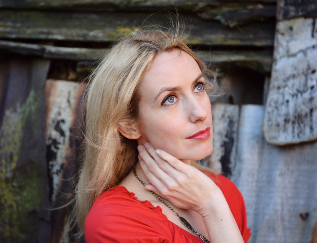 Female singer/songwriter | Lisa Redford